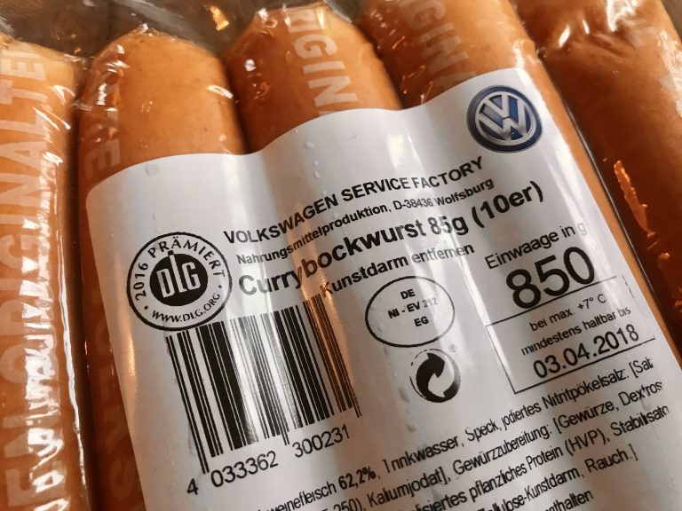 VW-Currywurst (Teilenummer 199 398 500 A) mit VW-Gewürz-Ketchup ...