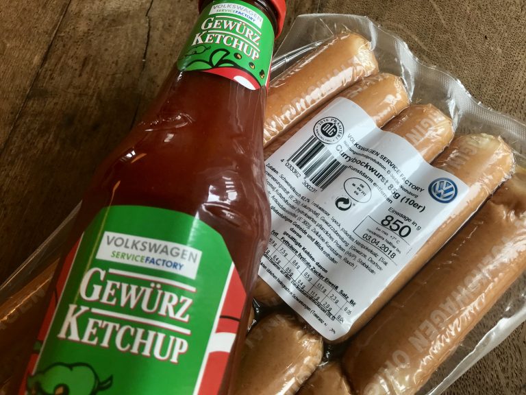 VW-Currywurst (Teilenummer 199 398 500 A) mit VW-Gewürz-Ketchup ...